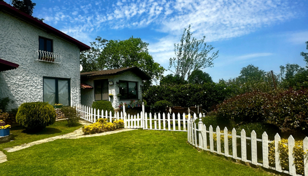 9 Farmhouse Front Yard Landscaping Ideas to Try - The Backyard Pros